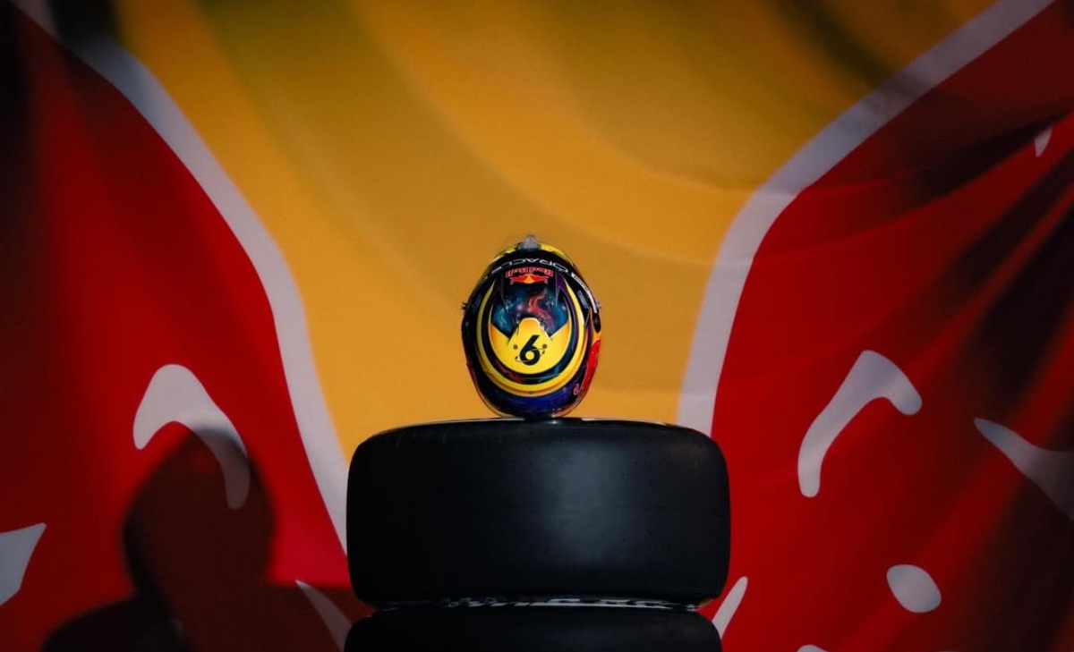 FOTO - Hadjar pronto al debutto in Red Bull: svelato il casco 2026